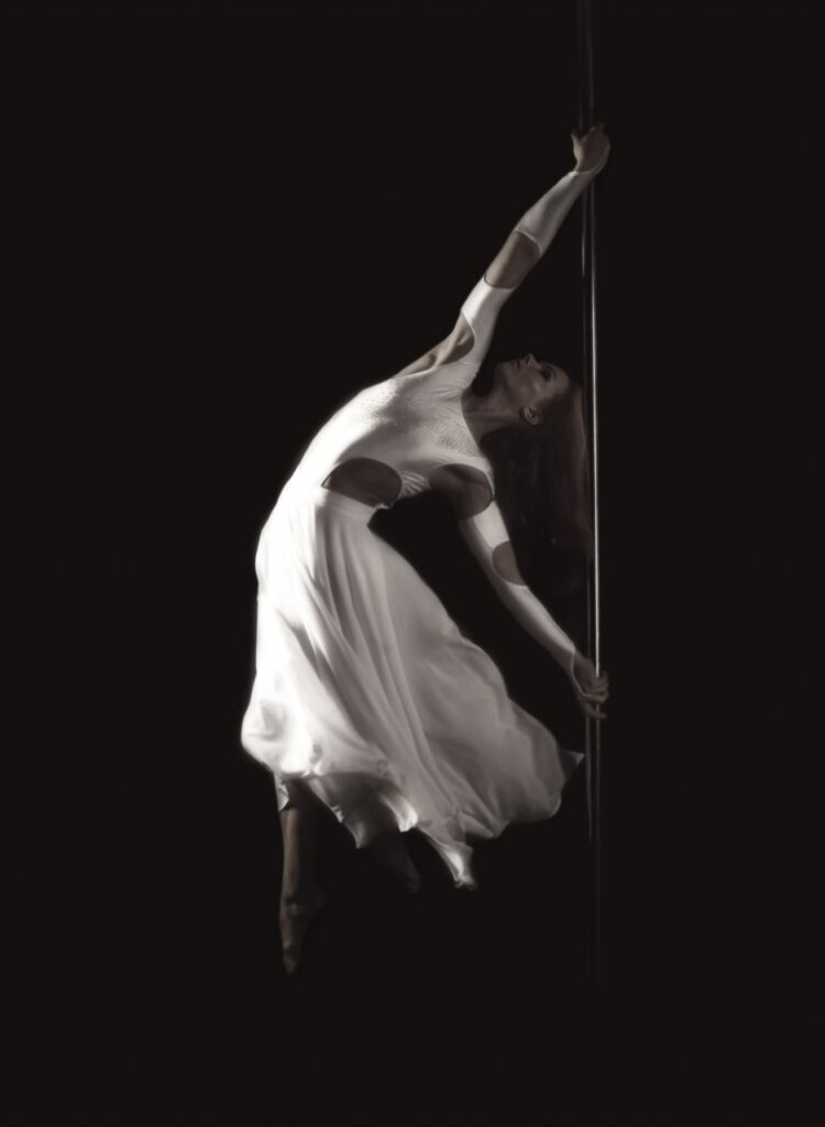 Pole dance benefits: a complete dance
